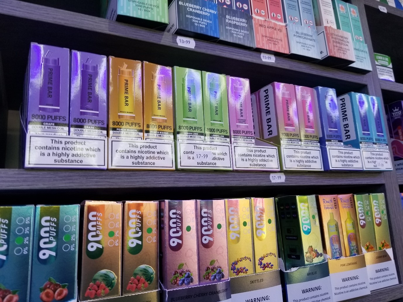 Ynys Môn yn rhoi stop ar werthiant anghyfreithlon o e-sigaréts