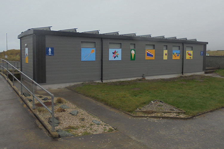 Toiledau arfordirol yn ailagor yn dilyn buddsoddiad sylweddol